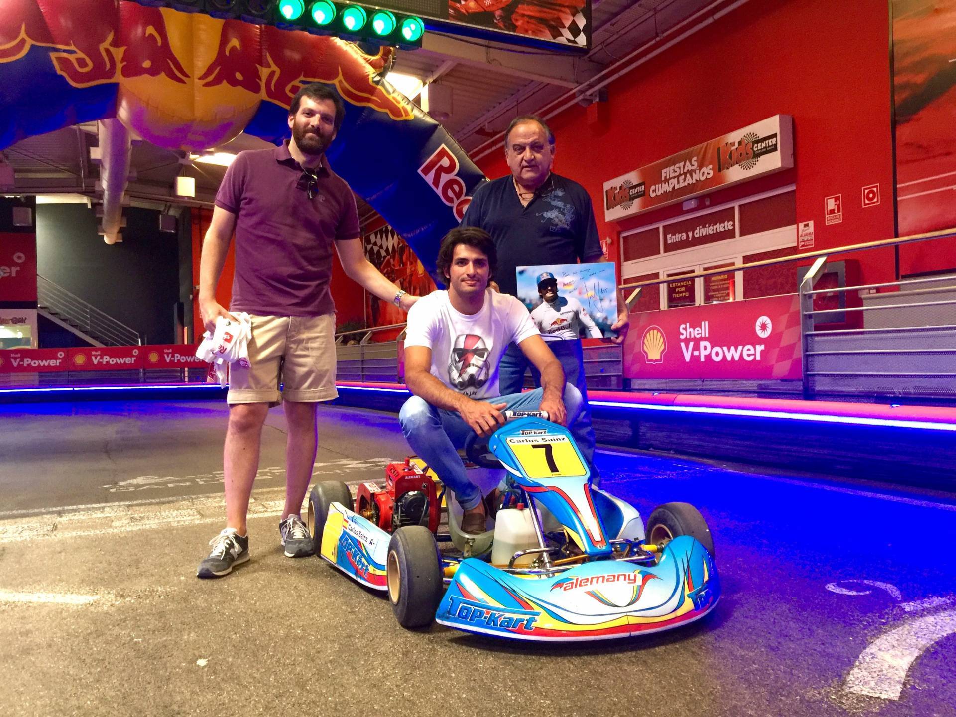 Carlos Sainz recibe un regalo especial: su primer karting de Cadete