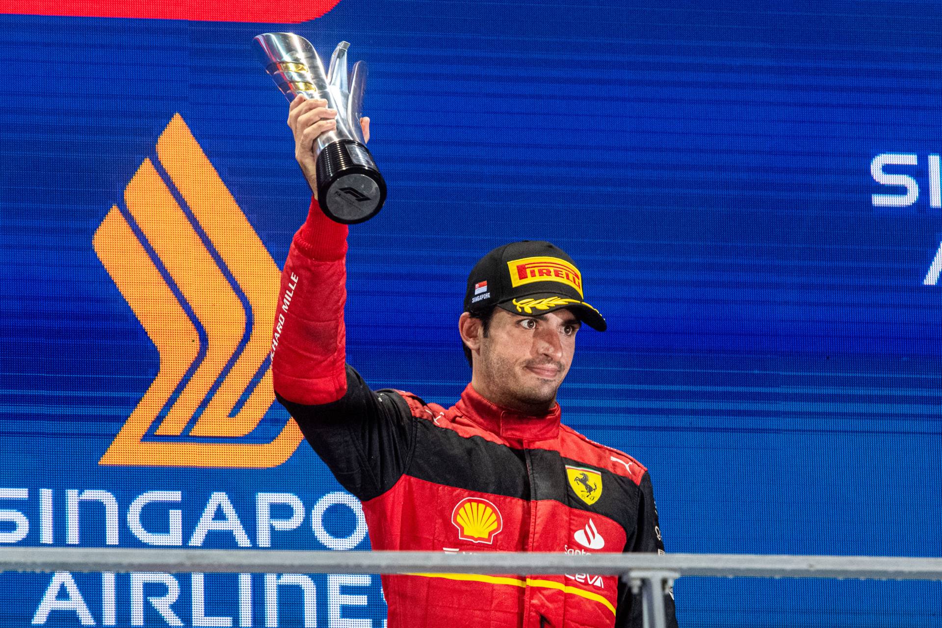 Carlos Sainz salda con otro podio un complicado GP de Singapur