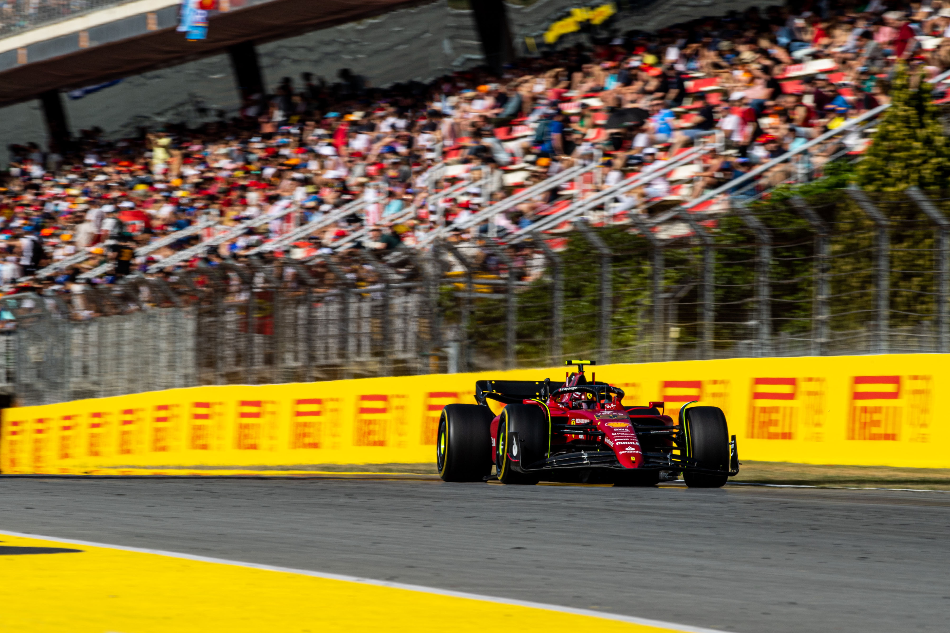Carlos Sainz siente el calor del público en el primer día del GP de España